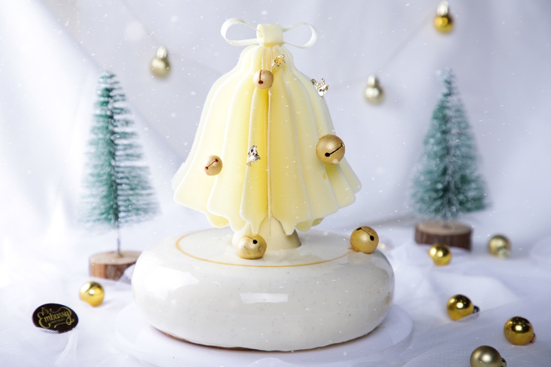 White Christmas Vanilla Cake | Embassy Chocolate
